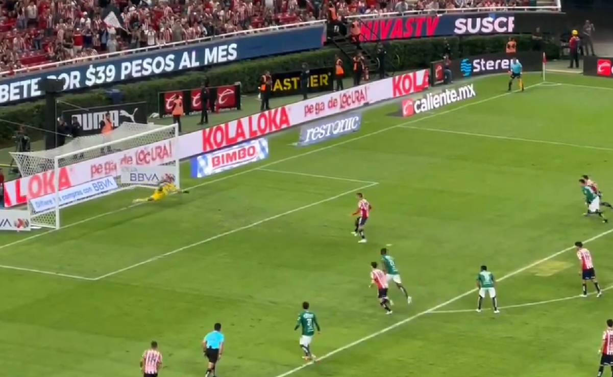 Piojo Alvarado adelantó a las Chivas ante León desde el manchón de penalti