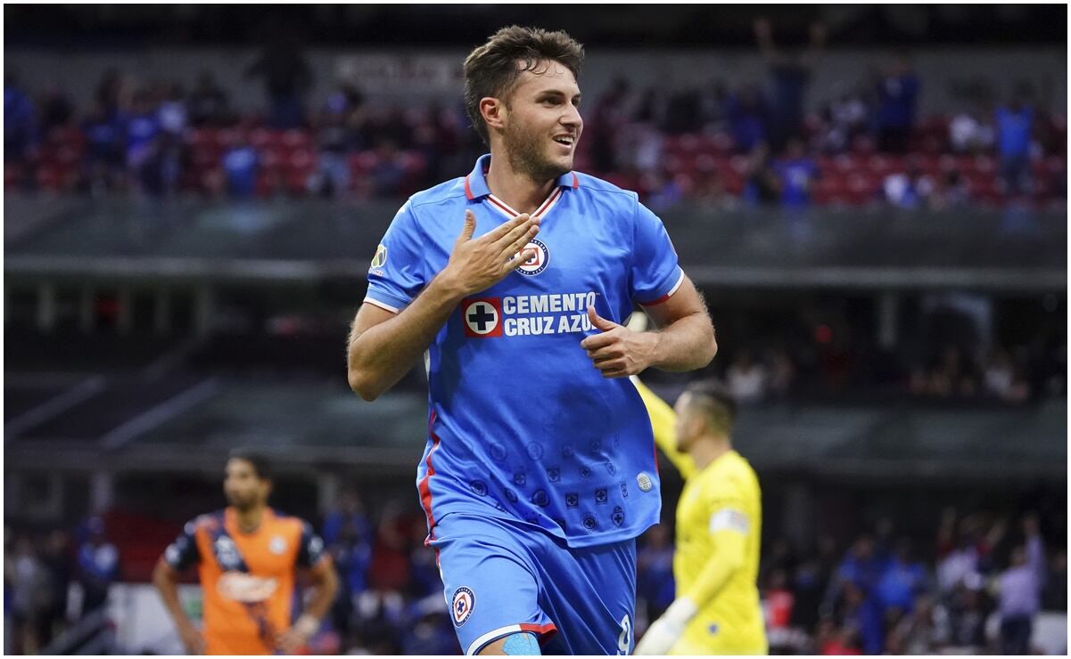 Santi Giménez: "Yo soy hincha de Cruz Azul" con la mano en el corazón