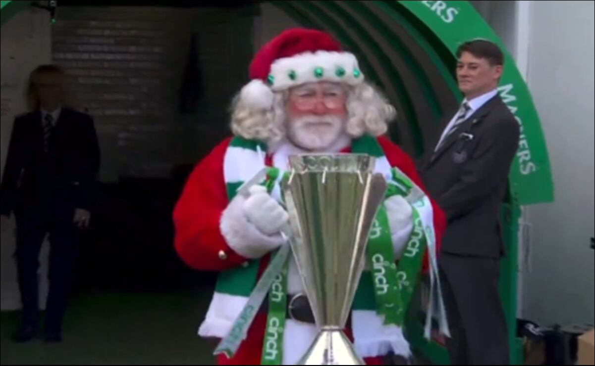 VIDEO: Santa Claus presentó el trofeo de campeón al Celtic de Escocia